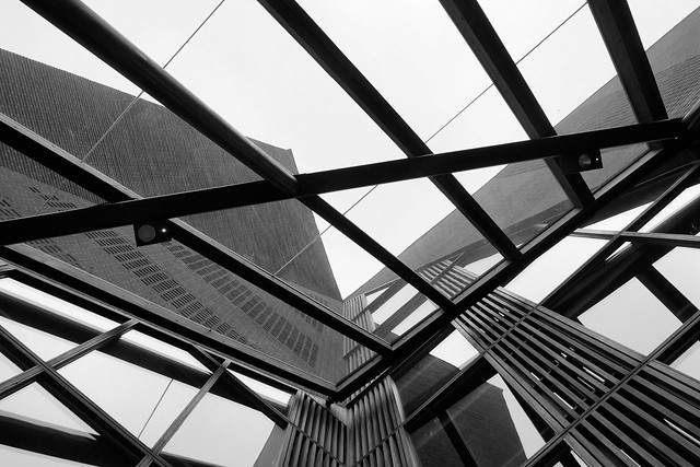29.04.14 | Glass-and-Steel Geometry in the Saw Swee Hock Centre Atrium